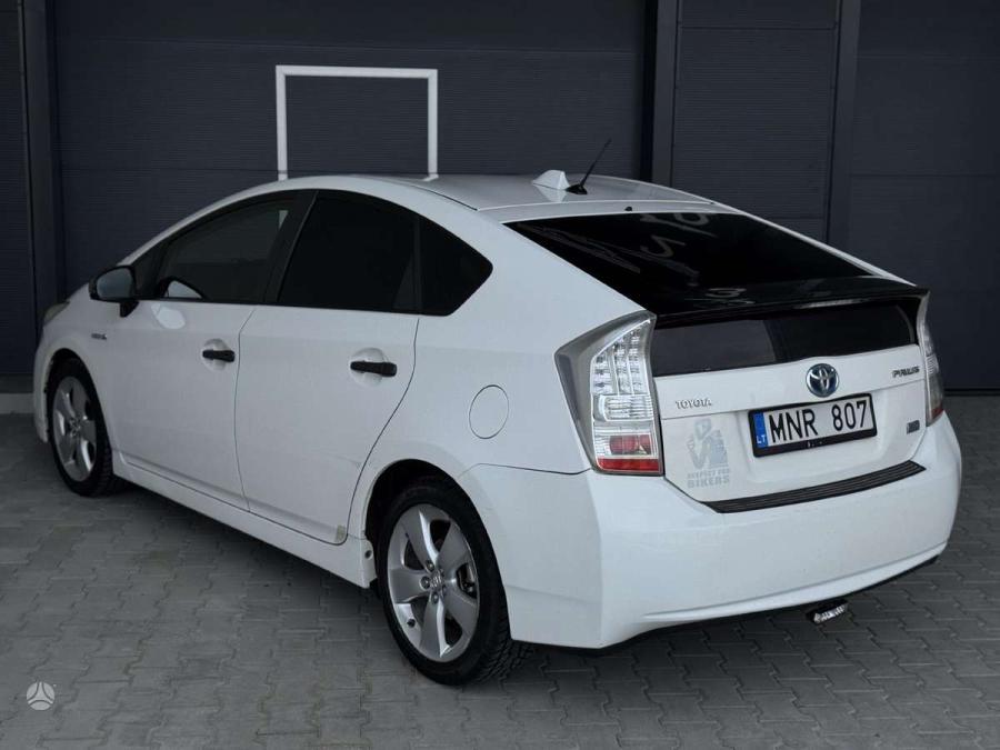 White Toyota Prius 2011 in Vilnius, with an engine capacity of 1.80 L and mileage of 500 thousand km for 5500 €, photo 4 on AUTOMOTO.COM.LV
