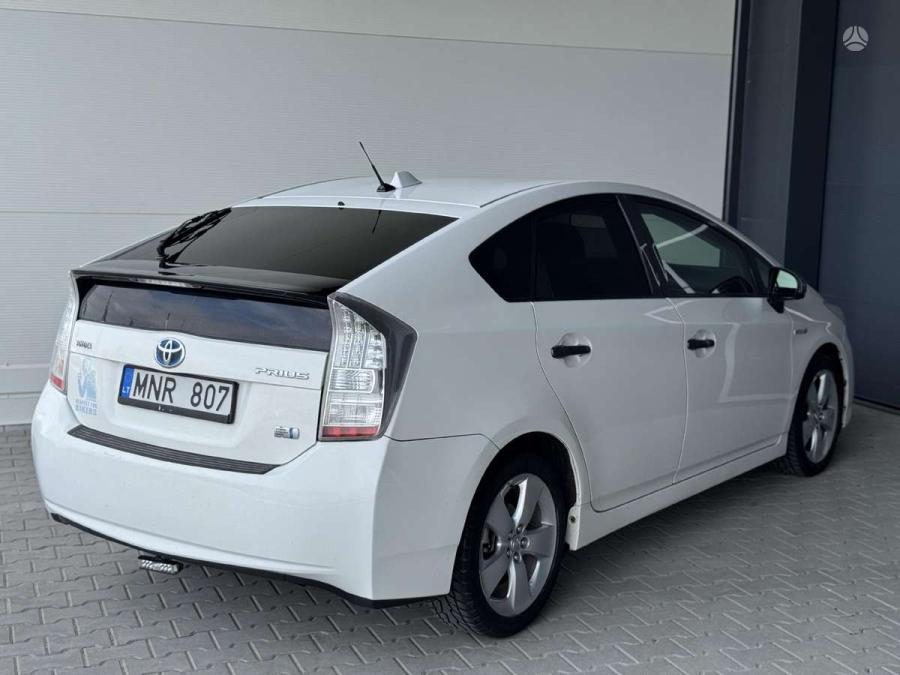 White Toyota Prius 2011 in Vilnius, with an engine capacity of 1.80 L and mileage of 500 thousand km for 5500 €, photo 6 on AUTOMOTO.COM.LV
