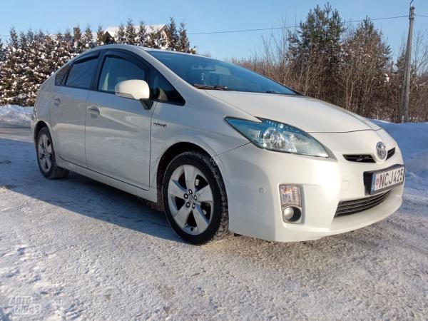 White Toyota Prius 2011 in Vilnius, with an engine capacity of 1.80 L and mileage of 183 thousand km for 6350 €, photo 1 on AUTOMOTO.COM.LV