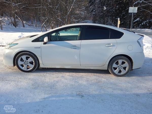 White Toyota Prius 2011 in Vilnius, with an engine capacity of 1.80 L and mileage of 183 thousand km for 6350 €, photo 4 on AUTOMOTO.COM.LV