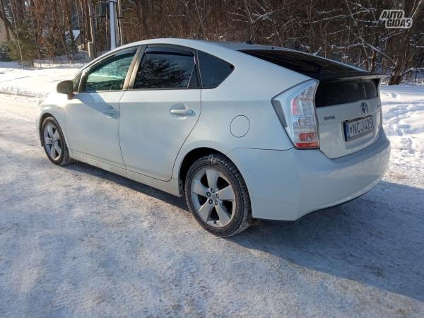 White Toyota Prius 2011 in Vilnius, with an engine capacity of 1.80 L and mileage of 183 thousand km for 6350 €, photo 5 on AUTOMOTO.COM.LV