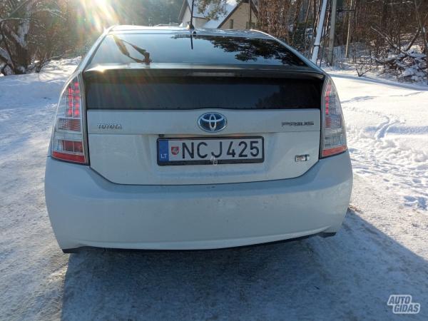 White Toyota Prius 2011 in Vilnius, with an engine capacity of 1.80 L and mileage of 183 thousand km for 6350 €, photo 6 on AUTOMOTO.COM.LV