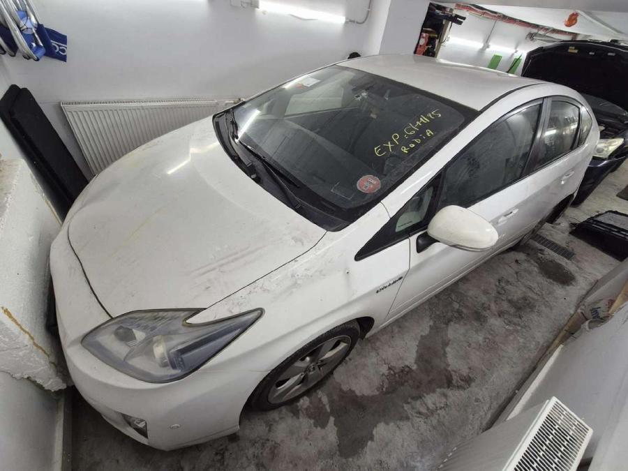 White Toyota Prius 2011 in Kaunas, with an engine capacity of 1.80 L and mileage of 367 thousand km for 2850 €, photo 1 on AUTOMOTO.COM.LV