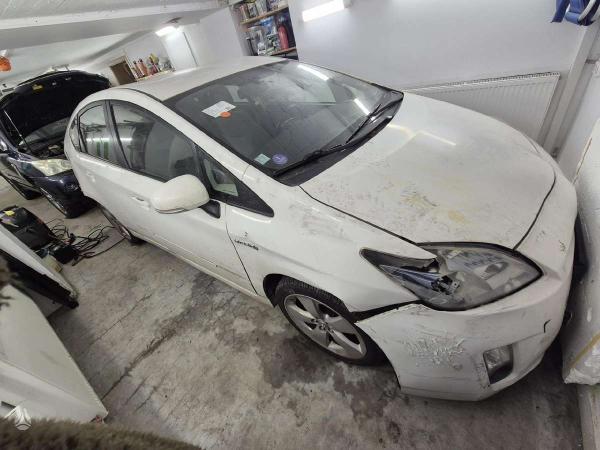 Balts Toyota Prius 2011 Kauņa, ar dzinēja tilpumu 1.80 L un nobraukumu 367 tūkst. km par 2850 €, foto 2 vietnē AUTOMOTO.COM.LV