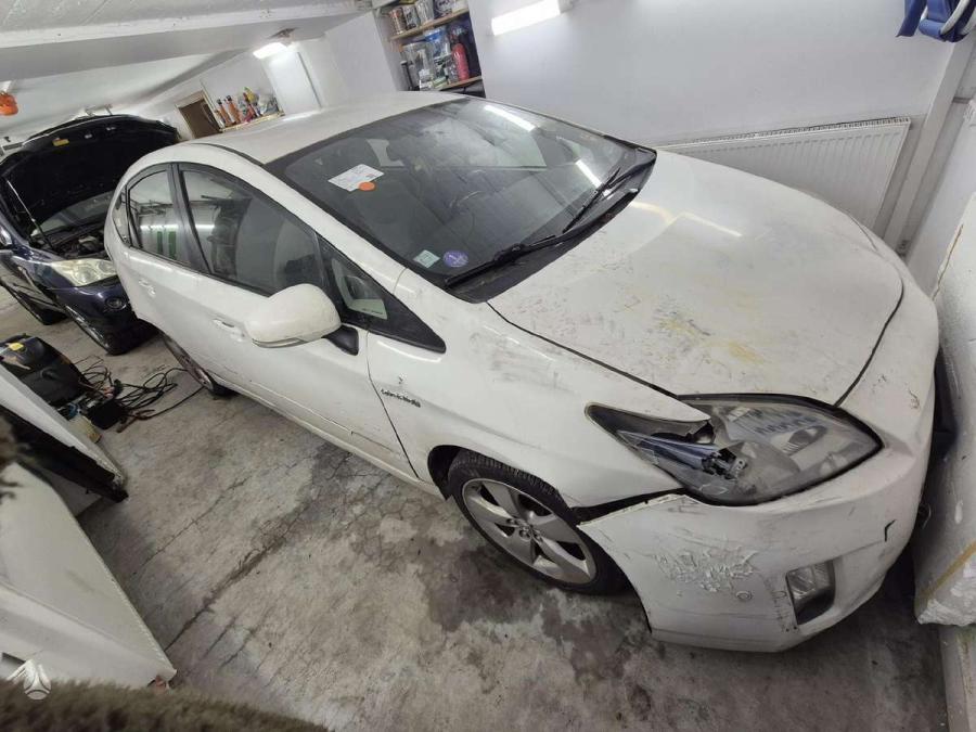 White Toyota Prius 2011 in Kaunas, with an engine capacity of 1.80 L and mileage of 367 thousand km for 2850 €, photo 2 on AUTOMOTO.COM.LV