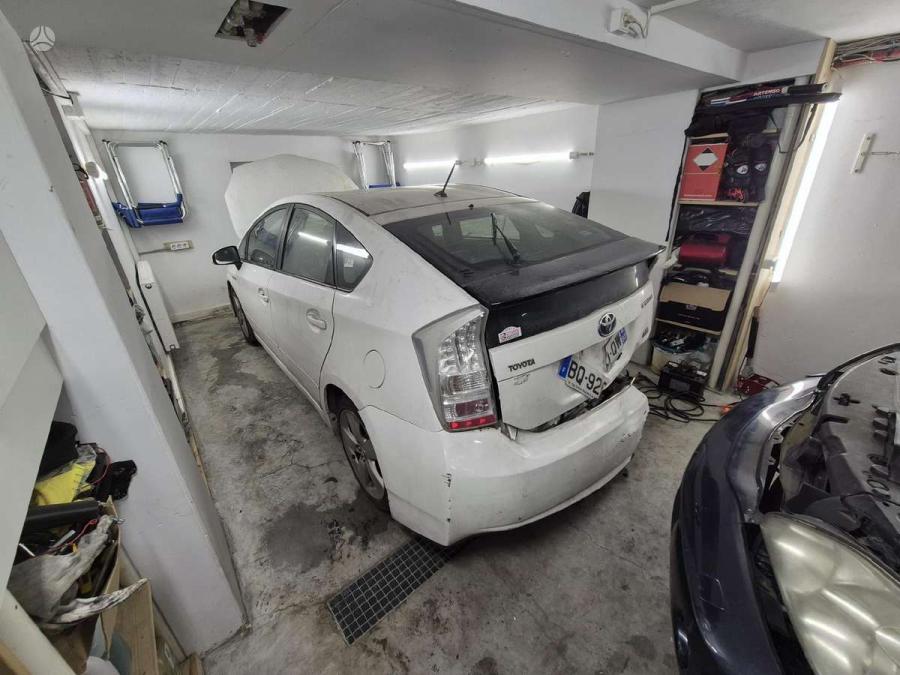 White Toyota Prius 2011 in Kaunas, with an engine capacity of 1.80 L and mileage of 367 thousand km for 2850 €, photo 4 on AUTOMOTO.COM.LV