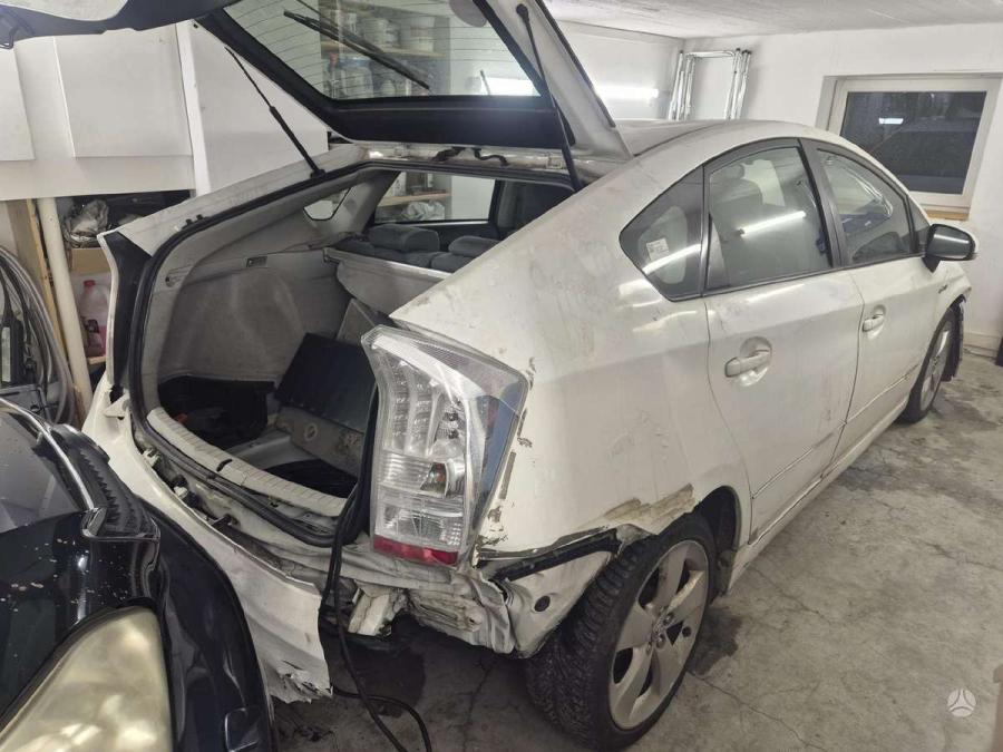 White Toyota Prius 2011 in Kaunas, with an engine capacity of 1.80 L and mileage of 367 thousand km for 2850 €, photo 9 on AUTOMOTO.COM.LV