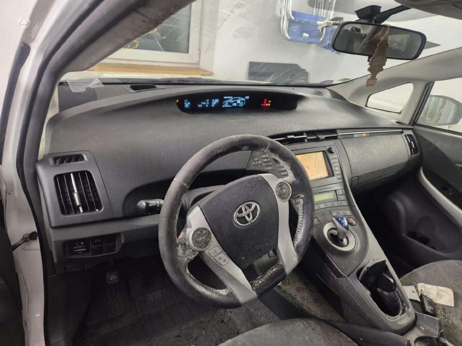 White Toyota Prius 2011 in Kaunas, with an engine capacity of 1.80 L and mileage of 367 thousand km for 2850 €, photo 17 on AUTOMOTO.COM.LV