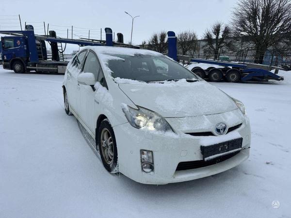 White Toyota Prius 2011 in Marijampole, with an engine capacity of 1.80 L and mileage of 242 thousand km for 3250 €, photo 2 on AUTOMOTO.COM.LV