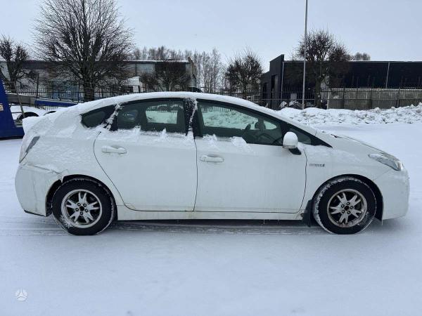 White Toyota Prius 2011 in Marijampole, with an engine capacity of 1.80 L and mileage of 242 thousand km for 3250 €, photo 3 on AUTOMOTO.COM.LV