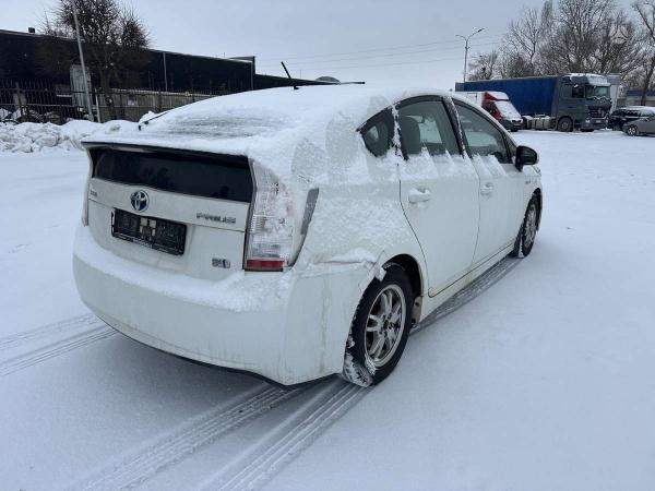 White Toyota Prius 2011 in Marijampole, with an engine capacity of 1.80 L and mileage of 242 thousand km for 3250 €, photo 4 on AUTOMOTO.COM.LV