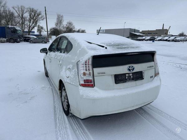 White Toyota Prius 2011 in Marijampole, with an engine capacity of 1.80 L and mileage of 242 thousand km for 3250 €, photo 5 on AUTOMOTO.COM.LV