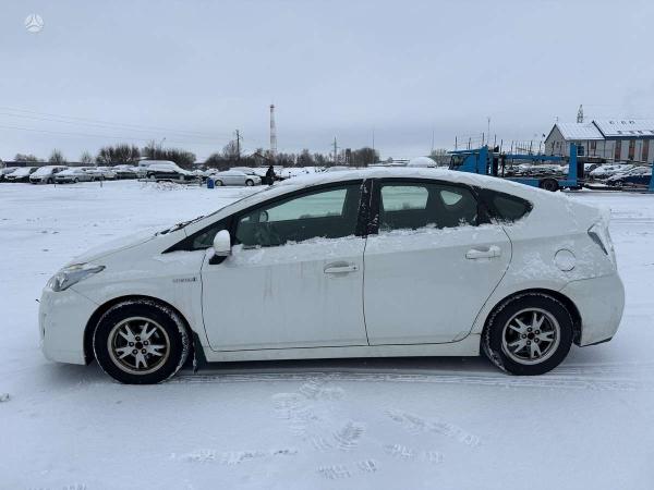 White Toyota Prius 2011 in Marijampole, with an engine capacity of 1.80 L and mileage of 242 thousand km for 3250 €, photo 6 on AUTOMOTO.COM.LV