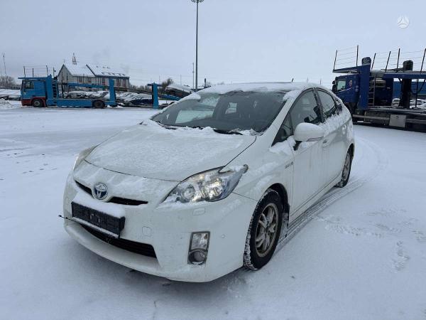 White Toyota Prius 2011 in Marijampole, with an engine capacity of 1.80 L and mileage of 242 thousand km for 3250 €, photo 7 on AUTOMOTO.COM.LV