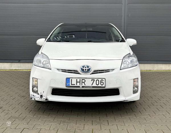 White Toyota Prius 2011 in Vilnius, with an engine capacity of 1.80 L and mileage of 342 thousand km for 5000 €, photo 3 on AUTOMOTO.COM.LV
