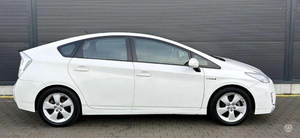 White Toyota Prius 2011 in Vilnius, with an engine capacity of 1.80 L and mileage of 342 thousand km for 5000 €, photo 5 on AUTOMOTO.COM.LV