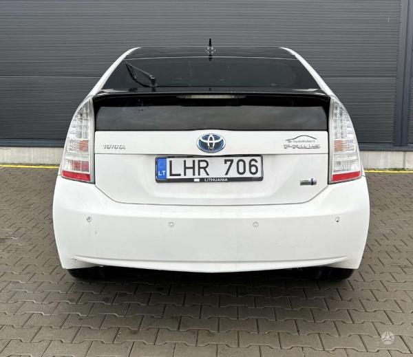 White Toyota Prius 2011 in Vilnius, with an engine capacity of 1.80 L and mileage of 342 thousand km for 5000 €, photo 7 on AUTOMOTO.COM.LV