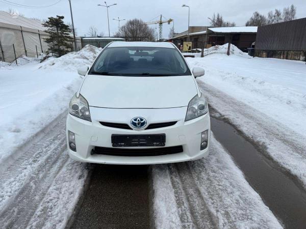 White Toyota Prius 2011 in Klaipeda, with an engine capacity of 1.80 L and mileage of 198 thousand km for 4999 €, photo 2 on AUTOMOTO.COM.LV