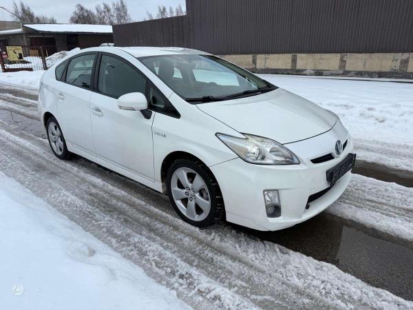 White Toyota Prius 2011 in Klaipeda, with an engine capacity of 1.80 L and mileage of 198 thousand km for 4999 €, photo 3 on AUTOMOTO.COM.LV