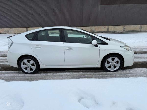 White Toyota Prius 2011 in Klaipeda, with an engine capacity of 1.80 L and mileage of 198 thousand km for 4999 €, photo 4 on AUTOMOTO.COM.LV