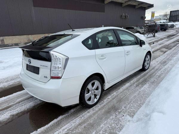 White Toyota Prius 2011 in Klaipeda, with an engine capacity of 1.80 L and mileage of 198 thousand km for 4999 €, photo 5 on AUTOMOTO.COM.LV