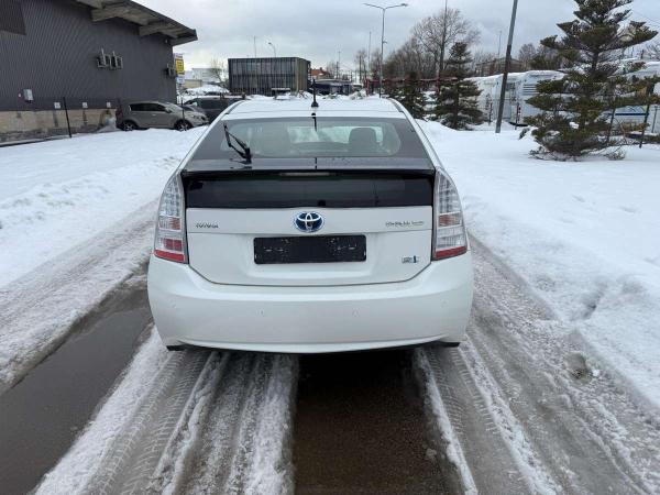 White Toyota Prius 2011 in Klaipeda, with an engine capacity of 1.80 L and mileage of 198 thousand km for 4999 €, photo 6 on AUTOMOTO.COM.LV