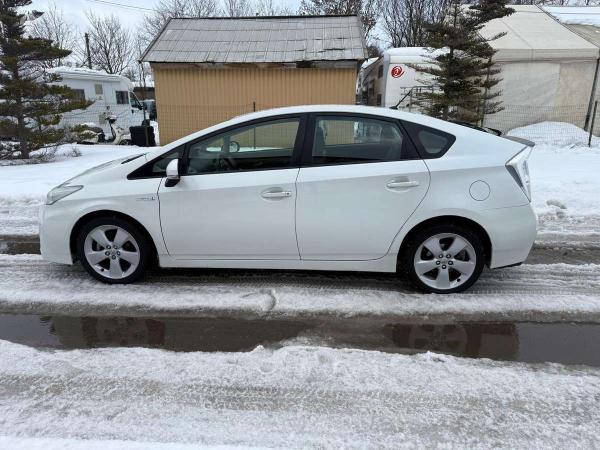 White Toyota Prius 2011 in Klaipeda, with an engine capacity of 1.80 L and mileage of 198 thousand km for 4999 €, photo 8 on AUTOMOTO.COM.LV