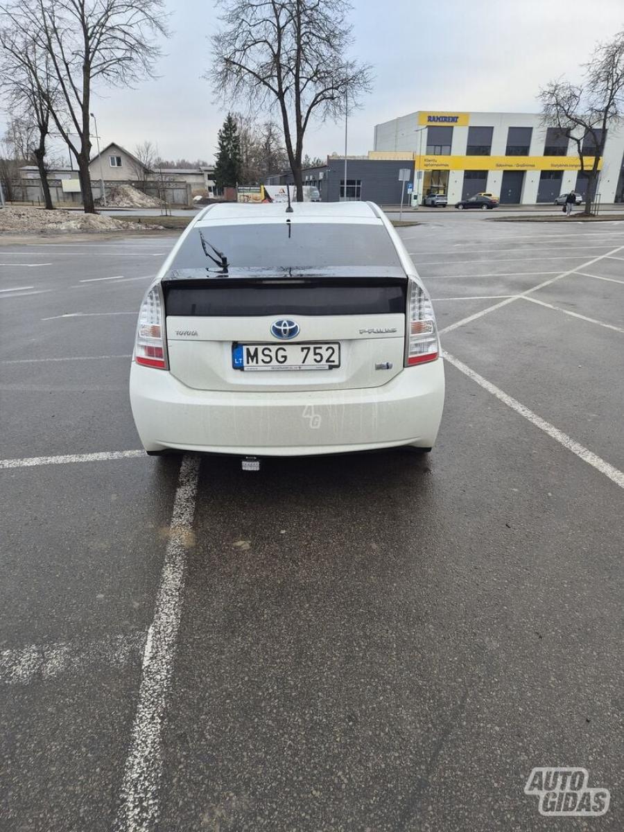 White Toyota Prius 2011 in Panevezys, with an engine capacity of 1.80 L and mileage of 352 thousand km for 5900 €, photo 1 on AUTOMOTO.COM.LV