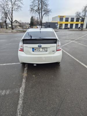 White Toyota Prius 2011 in Panevezys, with an engine capacity of 1.80 L and mileage of 352 thousand km for 5900 €, photo 2 on AUTOMOTO.COM.LV