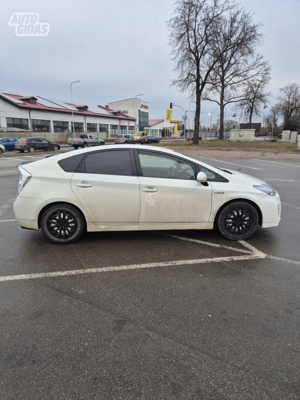 White Toyota Prius 2011 in Panevezys, with an engine capacity of 1.80 L and mileage of 352 thousand km for 5400 €, photo 5 on AUTOMOTO.COM.LV