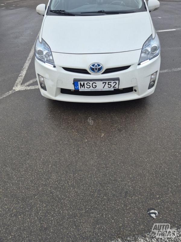 White Toyota Prius 2011 in Panevezys, with an engine capacity of 1.80 L and mileage of 352 thousand km for 5400 €, photo 6 on AUTOMOTO.COM.LV