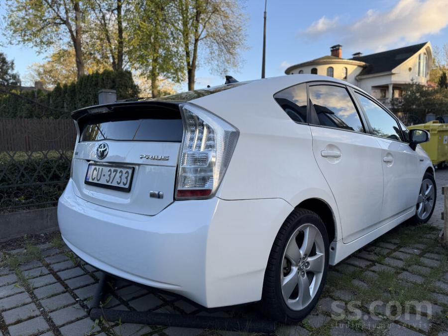 Balts Toyota Prius 2011 Rīga, ar dzinēja tilpumu 1.80 L un nobraukumu 187 tūkst. km par 6300 €, foto 5 vietnē AUTOMOTO.COM.LV