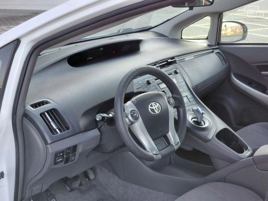Balts Toyota Prius 2011 Viļņa, ar dzinēja tilpumu 1.80 L un nobraukumu 386 tūkst. km par 4900 €, foto 8 vietnē AUTOMOTO.COM.LV