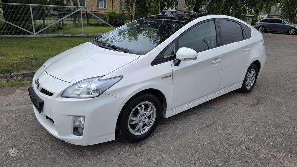 Balts Toyota Prius 2011 Šauļi, ar dzinēja tilpumu 1.80 L un nobraukumu 270 tūkst. km par 6250 €, foto 1 vietnē AUTOMOTO.COM.LV