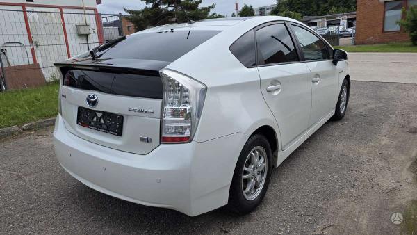 Balts Toyota Prius 2011 Šauļi, ar dzinēja tilpumu 1.80 L un nobraukumu 270 tūkst. km par 6250 €, foto 5 vietnē AUTOMOTO.COM.LV