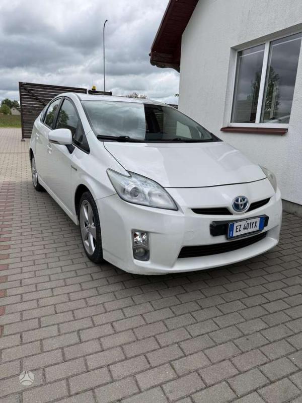 Balts Toyota Prius 2011 Viļņa, ar dzinēja tilpumu 1.80 L un nobraukumu 320 tūkst. km par 5750 €, foto 1 vietnē AUTOMOTO.COM.LV