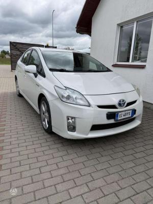 White Toyota Prius 2011 in Vilnius, with an engine capacity of 1.80 L and mileage of 320 thousand km for 5750 €, photo  on AUTOMOTO.COM.LV
