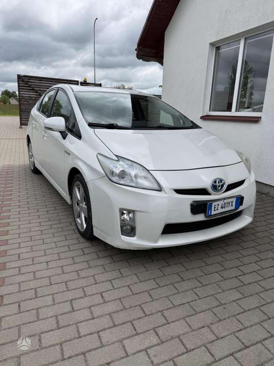 White Toyota Prius 2011 in Vilnius, with an engine capacity of 1.80 L and mileage of 320 thousand km for 5750 €, photo 1 on AUTOMOTO.COM.LV