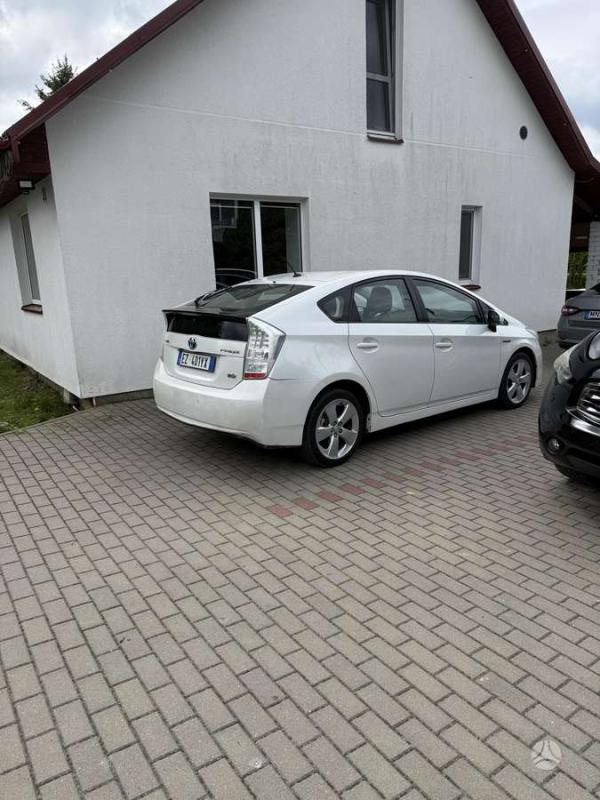 Balts Toyota Prius 2011 Viļņa, ar dzinēja tilpumu 1.80 L un nobraukumu 320 tūkst. km par 5750 €, foto 2 vietnē AUTOMOTO.COM.LV