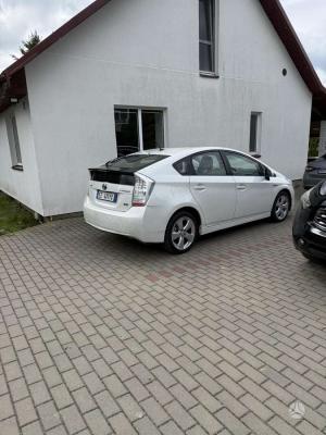 White Toyota Prius 2011 in Vilnius, with an engine capacity of 1.80 L and mileage of 320 thousand km for 5750 €, photo 3 on AUTOMOTO.COM.LV