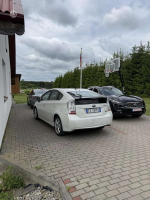 White Toyota Prius 2011 in Vilnius, with an engine capacity of 1.80 L and mileage of 320 thousand km for 5750 €, photo 4 on AUTOMOTO.COM.LV