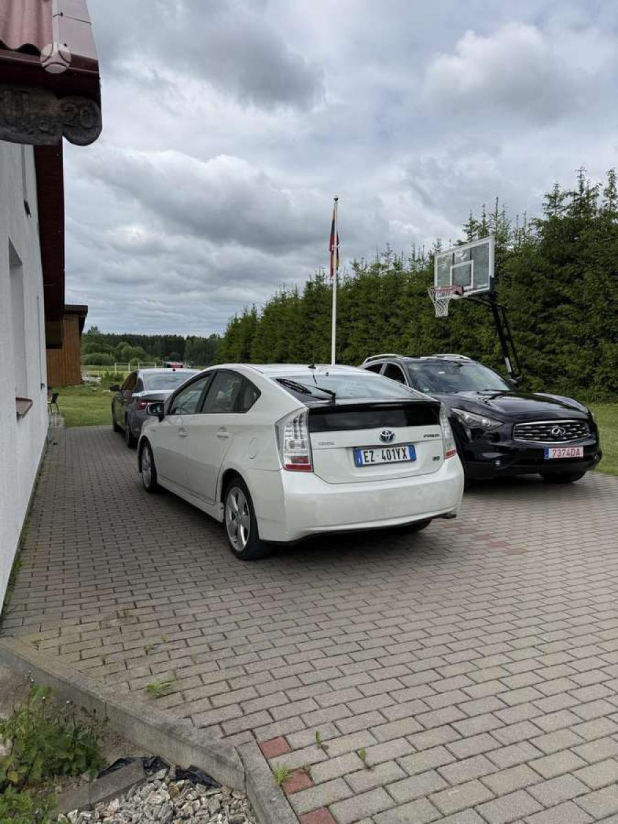 White Toyota Prius 2011 in Vilnius, with an engine capacity of 1.80 L and mileage of 320 thousand km for 5750 €, photo 4 on AUTOMOTO.COM.LV