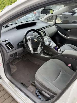 White Toyota Prius 2011 in Vilnius, with an engine capacity of 1.80 L and mileage of 320 thousand km for 5750 €, photo 5 on AUTOMOTO.COM.LV