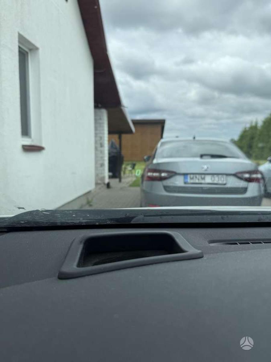 White Toyota Prius 2011 in Vilnius, with an engine capacity of 1.80 L and mileage of 320 thousand km for 5750 €, photo 6 on AUTOMOTO.COM.LV