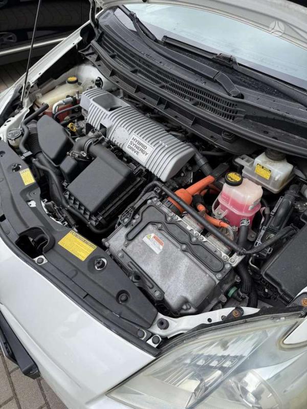 Balts Toyota Prius 2011 Viļņa, ar dzinēja tilpumu 1.80 L un nobraukumu 320 tūkst. km par 5750 €, foto 6 vietnē AUTOMOTO.COM.LV