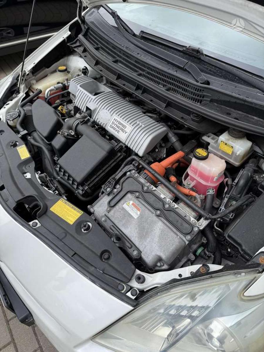 White Toyota Prius 2011 in Vilnius, with an engine capacity of 1.80 L and mileage of 320 thousand km for 5750 €, photo 7 on AUTOMOTO.COM.LV
