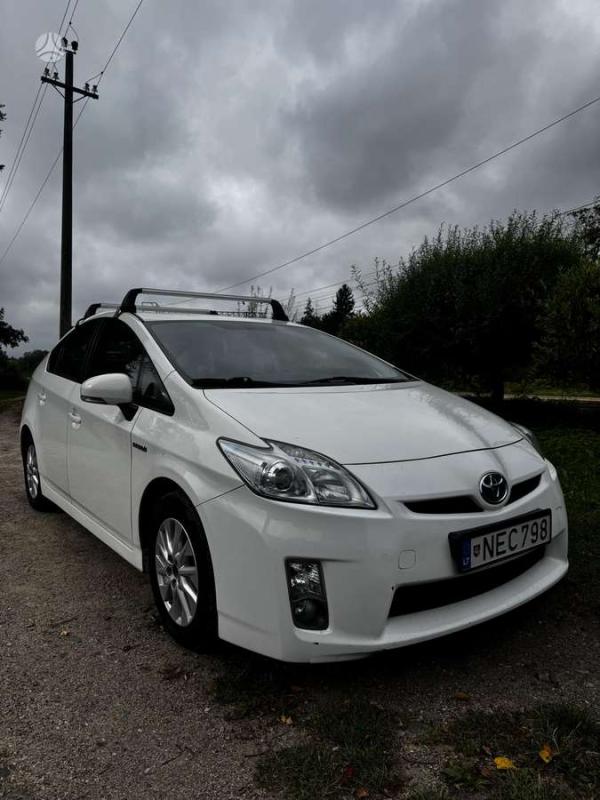 Toyota Prius 2011 in Vilnius on AUTOMOTO.COM.LV White Toyota Prius 2011 in Vilnius, with an engine capacity of 1.80 L and mileage of 338 thousand km for 4300 €, photo 1 on AUTOMOTO.COM.LV
