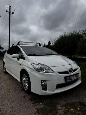 Balts Toyota Prius 2011 Viļņa, ar dzinēja tilpumu 1.80 L un nobraukumu 338 tūkst. km par 4300 €, foto  vietnē AUTOMOTO.COM.LV