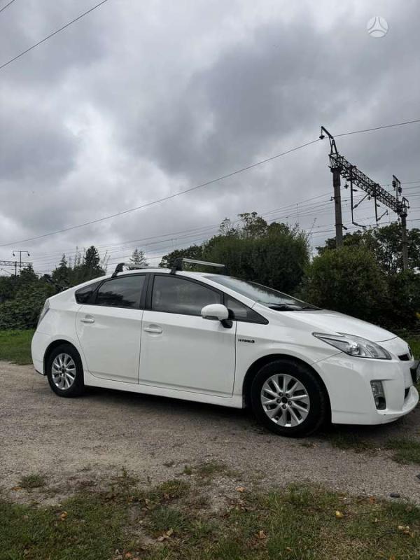 Toyota Prius 2011 in Vilnius on AUTOMOTO.COM.LV White Toyota Prius 2011 in Vilnius, with an engine capacity of 1.80 L and mileage of 338 thousand km for 4300 €, photo 7 on AUTOMOTO.COM.LV