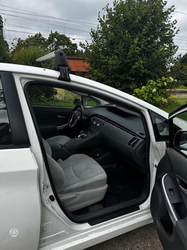 Toyota Prius 2011 in Vilnius on AUTOMOTO.COM.LV White Toyota Prius 2011 in Vilnius, with an engine capacity of 1.80 L and mileage of 338 thousand km for 4300 €, photo 8 on AUTOMOTO.COM.LV